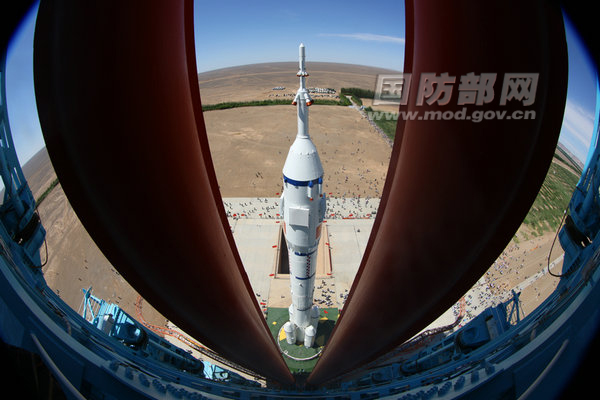 Spaceflight Now | Shenzhou Mission Report | PHOTOS: Long March 2F ...