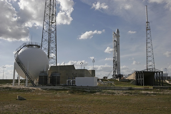 Spaceflight Now | Dragon Mission Report | PHOTOS: Falcon 9 on the pad