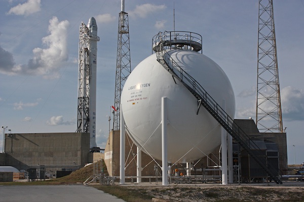 Spaceflight Now | Dragon Mission Report | PHOTOS: Falcon 9 on the pad
