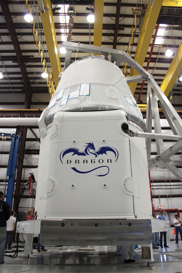 Spaceflight Now | Dragon Mission Report | PHOTOS: Dragon attached to ...